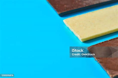 세 가지 다양한 전체 다공성 초콜릿 바의 행은 부엌에 파란색 테이블에 놓여있습니다 텍스트를 위한 공간 3가지 개체에 대한 스톡 사진 및 기타 이미지 Istock