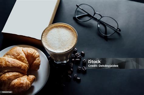 라 떼 아트 크로 책 안경 및 아침 최고 뷰와 Instagram 스타일 필터 사진 빈티지 음색에 검은 바탕에 구이 커피와 함께 0명에 대한 스톡 사진 및 기타 이미지