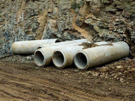 Tubos Concretos Del Drenaje Para La Construcción De Edificios