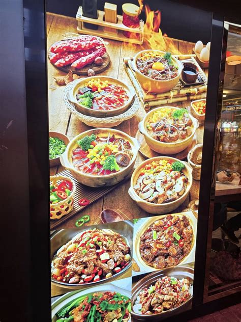 中国特色煲仔饭杀入旺角！ 爱膳煲仔记”红底简体大字led招牌极抢眼，疑偷片宣传扮 明火现煲”？ 星岛环球网