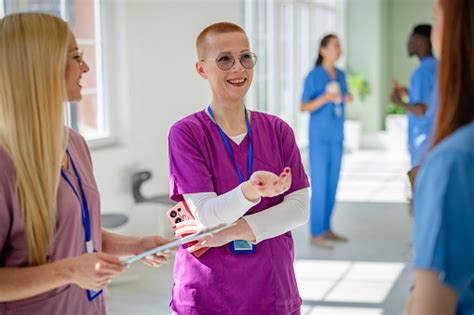 젊은 의료 전문가들이 병원 환경에서 협업하여 교대 근무 중에 환자 치료 및 팀워크 전략에 대해 논의합니다 간호사에 대한 스톡 사진 및 기타 이미지 Istock