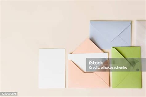 분홍색 봉투 안에 있는 빈 글자 빈 백서 베이지 색 배경에 컬러풀한 봉투 상단 보기 카피 공간이 있는 인사말 카드 컨셉 보편적으로 초대 템플릿 마케팅에 대한 스톡 사진 및
