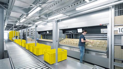 수직 리프트 모듈을 통한 창고 공간의 최적 활용 물품 대 사람