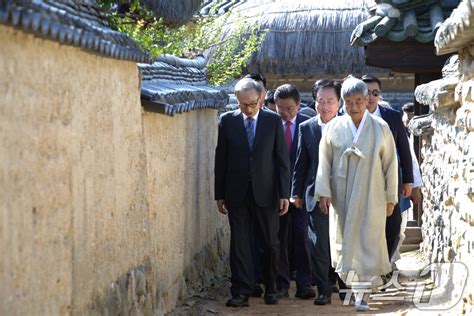 안동 하회마을 둘러보는 이명박 전 대통령 뉴스1