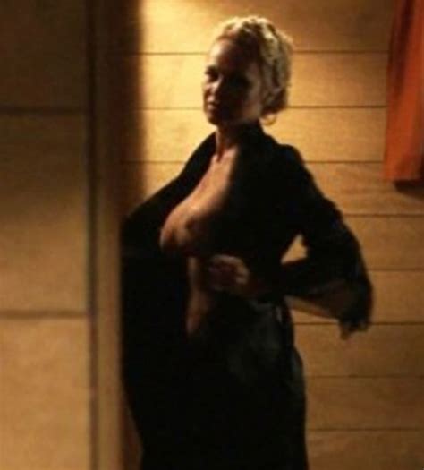 Pamela Anderson Surge Nua Em Trailer De Filme
