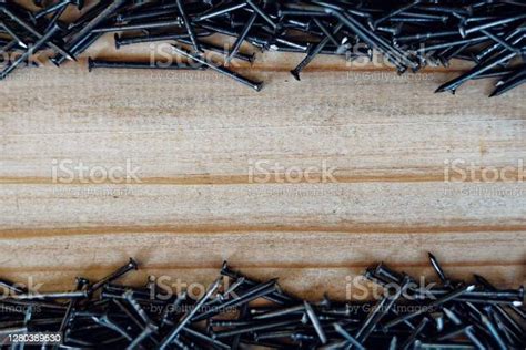 작은 손톱은 나무 판에 흩어져 있습니다 복사할 공간이 있는 배경입니다 간판에 대한 스톡 사진 및 기타 이미지 간판 강철 건설 산업 Istock