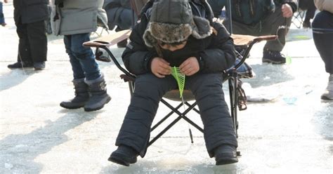 얼음 구멍 뚫어져라 쳐다보는 어린이