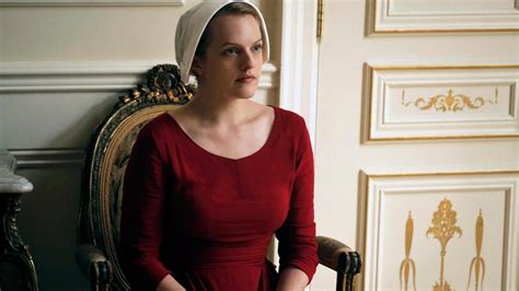 How Old Is Elisabeth Moss The Handmaids Tale Star Playing Offred