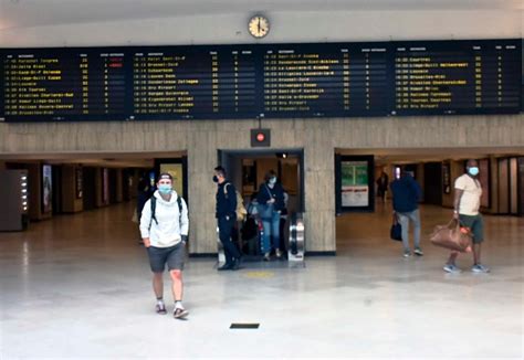 벨기에 유럽의 브뤼셀 중앙 기차역 기차 풍경으로 도착 후 출발하는 사람들 2020년에 대한 스톡 사진 및 기타 이미지