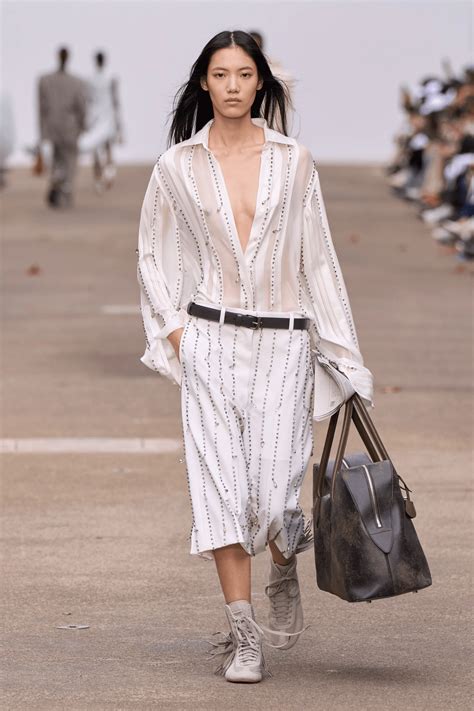 Шорти бермуди суперечливий тренд 2000 х який повертається у 2025 році Читайте на Ukr Net