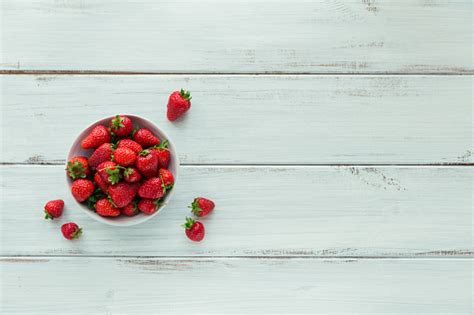 세라믹 그릇 상단 보기에 신선한 딸기 흰색 나무 테이블 모형에 건강한 음식 텍스트를위한 복사 공간이있는 맛있고 달콤하고 육즙이 잘 익은 베리 백그로웅 개념에 대한 스톡 사진