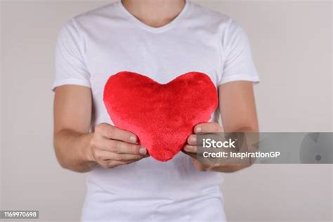 열정 생활 건강 건강 지원 도움 구호 커플 개념 큰 마음을 고립 된 회색 배경을 들고 잘 생긴 부드러운 마초 신사의 클로즈업