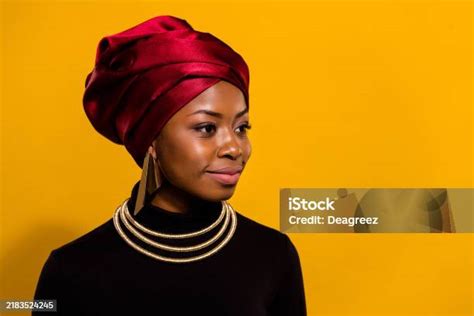 매력적인 매력적인 여자가 전통적인 느낌의 의상을 입고 생생한 노란색 배경 위에 고립되어 있습니다 18 19세에 대한 스톡 사진 및 기타 이미지 Istock