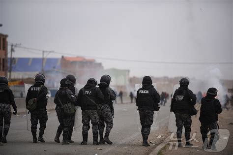 [포토] 전직 볼리비아 대통령 지지자들에 최루탄 발사하는 경찰 뉴스1