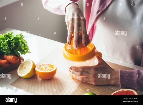 Woman squeezer squeezing orange juice hi-res stock photography and images - Alamy