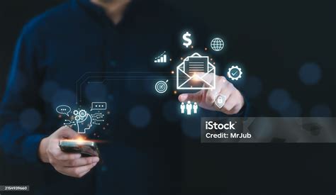 스마트폰 인공지능 기술을 활용한 사람이 전략사업개발 관리를 위해 Ai봇과 소통하고 정보를 묻고 디지털 시스템에서 빅데이터를 위한