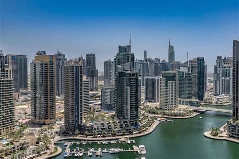 집 밖의 강 강가 강가의 건물 건축 경치 경치가 좋은 고층 건물 관광 구름 나무 줄 다낭 다낭 만 다낭 스카이라인 도시 도시 개발 도시 경관