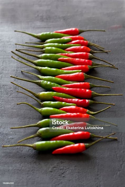 블랙 테이블에 검은 어두운 배경에 빨간색 뜨거운 칠리 고추 붉은 고추 고추의 많은 텍스트의 공간을 복사 합니다 평면 누워 평면도 레드와 그린 칠리 고추 성애를 다룬 문학