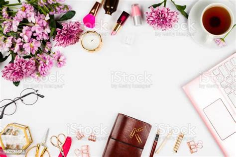 차 꽃 화장품 안경 노트북 및 기타 액세서리 세련 된 비즈니스 형상 Copyspace의 컵 Flatlay 배열 0명에 대한 스톡 사진 및 기타 이미지 Istock