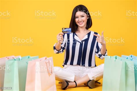 여름 캐주얼 옷에 관광 여성 아시아 미소 여자 분홍색 배경으로 해외로 여행하는 승객 그녀는 여름 방학에 간다 휴가 여행 여행 재미있는 신용 카드 가방에 대한 스톡 사진 및