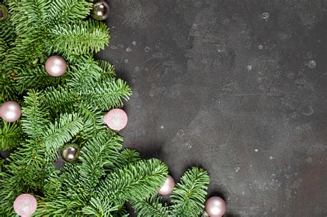 텍스트 전나무 가지 및 새해 장식 최고 보기를위한 여유 공간이있는 어두운 회색 크리스마스 배경 0명에 대한 스톡 사진 및 기타 이미지 Istock
