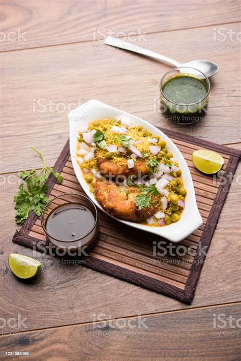Ragda Pattice는 인기 있는 길거리 음식 또는 채팅 감자 버거의 만든 강판 그릇 이나 타마린드와 실 란 트 처트니와 함께 세라믹 접시에 봉사 녹색 완두콩에 대한