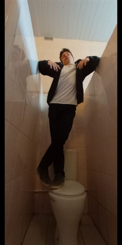 Создать мем ноги школьный мужской туалет камера человек Картинки