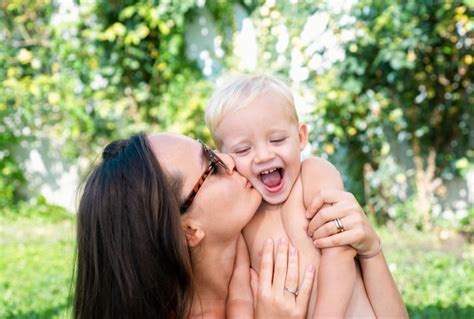 Niño Feliz Hijo Abrazo Mamá Familia Madre Y Niño Sonriendo Y Abrazando