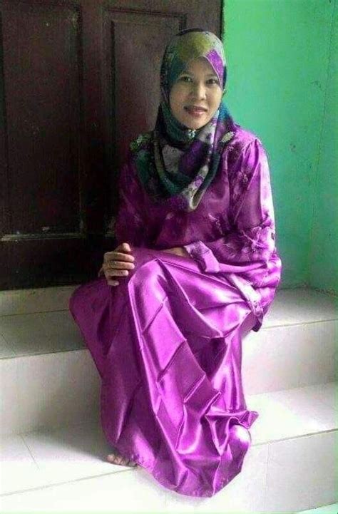 Awek Baju Kurung Satin Mignon Groves