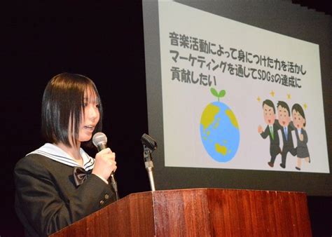 生徒の発表を講評する白波瀬佐和子さん 「ユネスコスクール」認定記念、福岡・飯塚高で国連大学副学長が講演 写真・画像22｜【西日本新聞me】