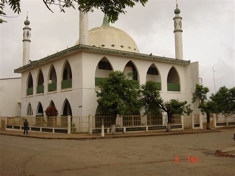 Orlando Jenny Bupe Cidade De Chimoio Em Mocambique Mesquita Igreja Cat Lica E Pr Dio Do