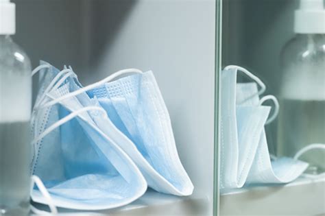 건강 예방을 위한 코로나바이러스 손 소독제 및 보호 마스크 코로나 바이러스 발병 전염병 소독제 배경 0명에 대한 스톡 사진 및 기타 이미지 Istock