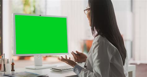 의사 캐비닛의 온라인 의료 상담 데스크톱 컴퓨터에서 환자와 회의 화상 통화를 하는 아시아 의사 의료 전문가가 조언하고 테스트