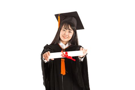 아름 다운 매력적인 아시아 여자 모자와 가운 미소 인증와 함께 졸업 그녀의 손에 느낌이 너무 자랑과 행복 흰색 배경 교육 성공 개념에 고립 교육에 대한 스톡 사진 및 기타