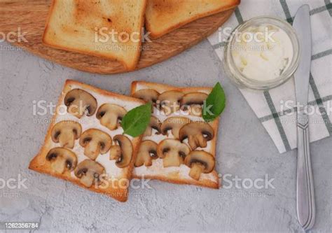 크림 치즈 스프레드와 바질이 있는 버섯 토스트 수평 상단 보기 0명에 대한 스톡 사진 및 기타 이미지 0명 러시아 바로 위 Istock
