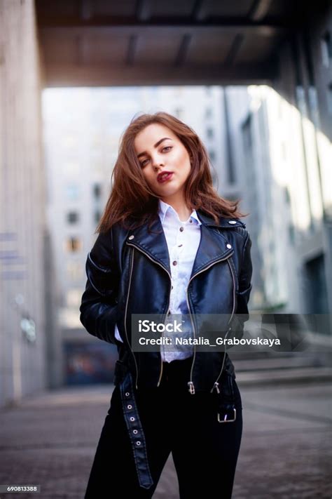 긴 갈색 머리를 가진 놀라운 즐거운 예쁜 소녀입니다 야외 포즈 가죽 재킷 갈색 머리 밝은 붉은 입술 가을에 대한 스톡 사진 및 기타 이미지 Istock