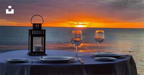 테이블 위에 앉아있는 와인 두 잔 사진 Unsplash의 무료 도미니쿠스 이미지