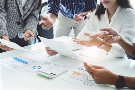 투자 위험을 줄이기위한 계획 파트너와 함께 일하는 사업가 그룹의 이미지는 회의에서 수익성 있고 표적화 된 고객 요구를 분석하기위한 마케팅 전략을 조정하고 있습니다 성장