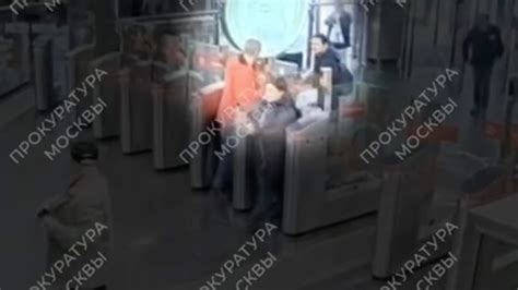 Безбилетный пассажир разбил турникет в московском метро и попал на