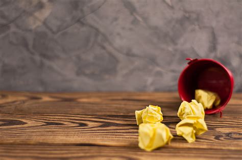 구겨진된 노란색 서류 복사 공간 텍스트에 대 한 오래 된 나무 갈색 테이블에 빨간 금속 양동이 밖으로 부 어 학교 또는 비즈니스 개념 0명에 대한 스톡 사진 및 기타 이미지