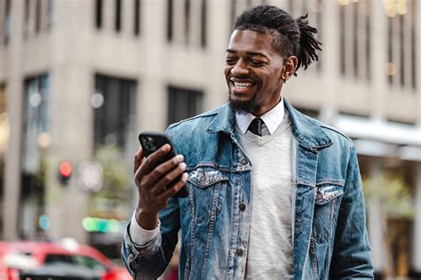 거리에서 휴대 전화를 사용하는 자신감있는 아프리카 계 미국인 청년 사람들에 대한 스톡 사진 및 기타 이미지 사람들