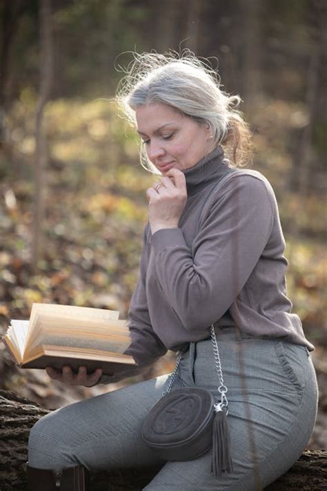 가방 가벼운 가을 갈색 개인적인 시간 고요한 고요함 나무 녹색 단풍 독서하는 떨어지다 라이프스타일 레저 만족 머리 명상 문학 바지 반사된