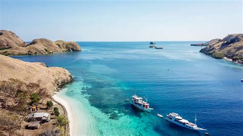 코모도 목가적 인 섬의 무인 항공기 샷과 Ist 해안에 정박 한 보트 몇 보트 0명에 대한 스톡 사진 및 기타 이미지 0명 공중 뷰 관광 Istock