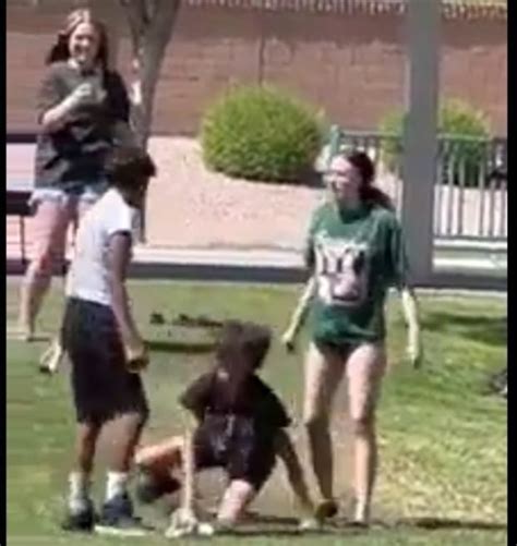 VIDÉO Une fille interrompt une bagarre de rue de style MMA entre deux