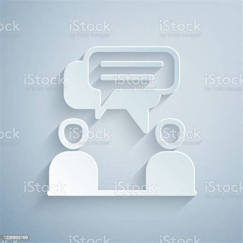 종이 잘라 회색 배경에 고립 된 아이콘을 말하는 두 앉아 남자 음성 버블 채팅 메시지 아이콘입니다 통신 또는 댓글 채팅 기호입니다 종이 아트 스타일 벡터 토론에 대한 스톡