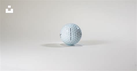하얀 테이블 위에 놓여 있는 골프공 사진 Unsplash의 무료 골프 이미지