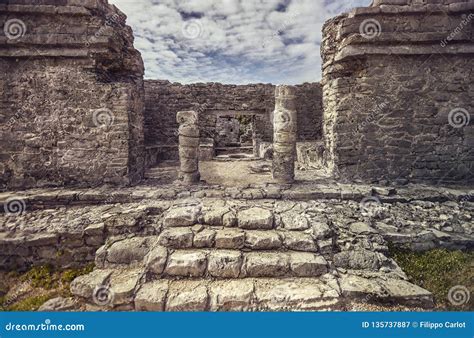Entrada De Un Edificio Maya Antiguo En Tulum Imagen De Archivo Imagen