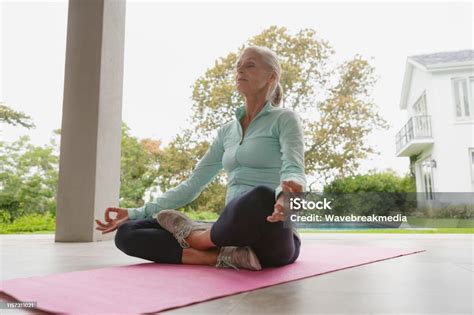 집에서 현관에서 운동 매트에 요가를하는 활동적인 시니어 여성 가정 생활에 대한 스톡 사진 및 기타 이미지 가정 생활 각도 건강한 생활방식 Istock