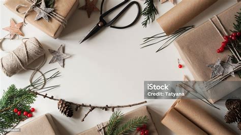제로 폐기물과 친환경 크리스마스 개념 갈색 종이 로프 및 천연 식물 장식 복사 공간 평면도에 싸인 가족 및 친구를위한 크리스마스 및 새해 선물 선택적 초점 12월에 대한