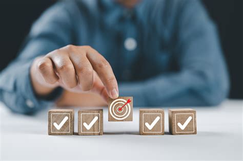 사업 전략 계획 및 품질 관리 개념 품질 관리 평가 비즈니스 프로세스 및 워크플로우 개발 올바른 체크리스트가 있는 목표 아이콘이 있는 나무 블록입니다 개념에 대한 스톡 사진